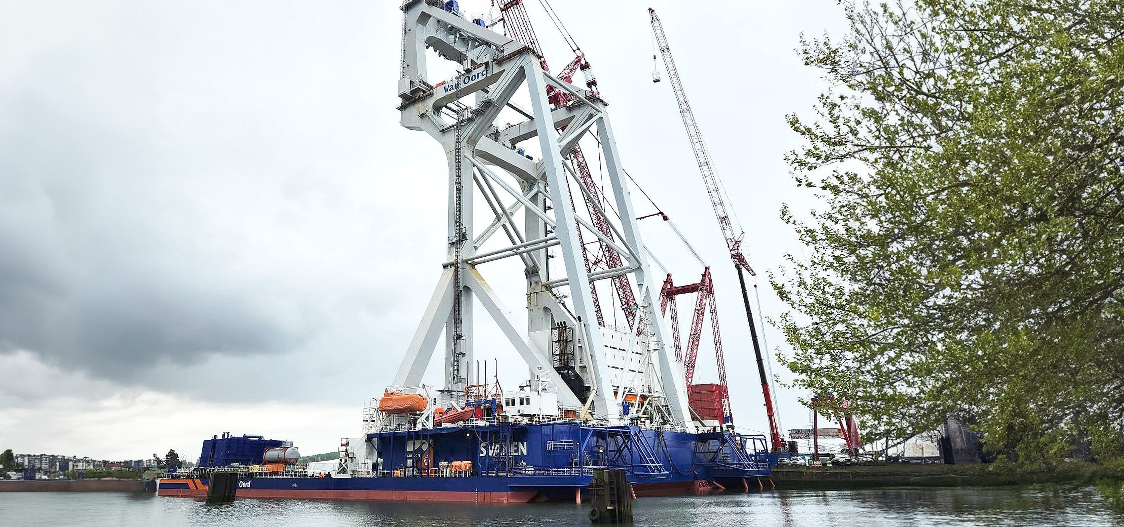 Zweite Installation eines Alimak-Industrieaufzugs auf dem Kranschiff ...